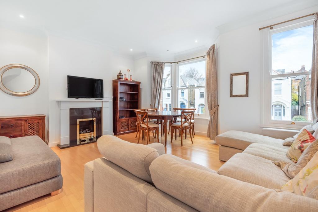 Woodside London SW19 3 bed flat - £2,600 pcm (£600 pw)