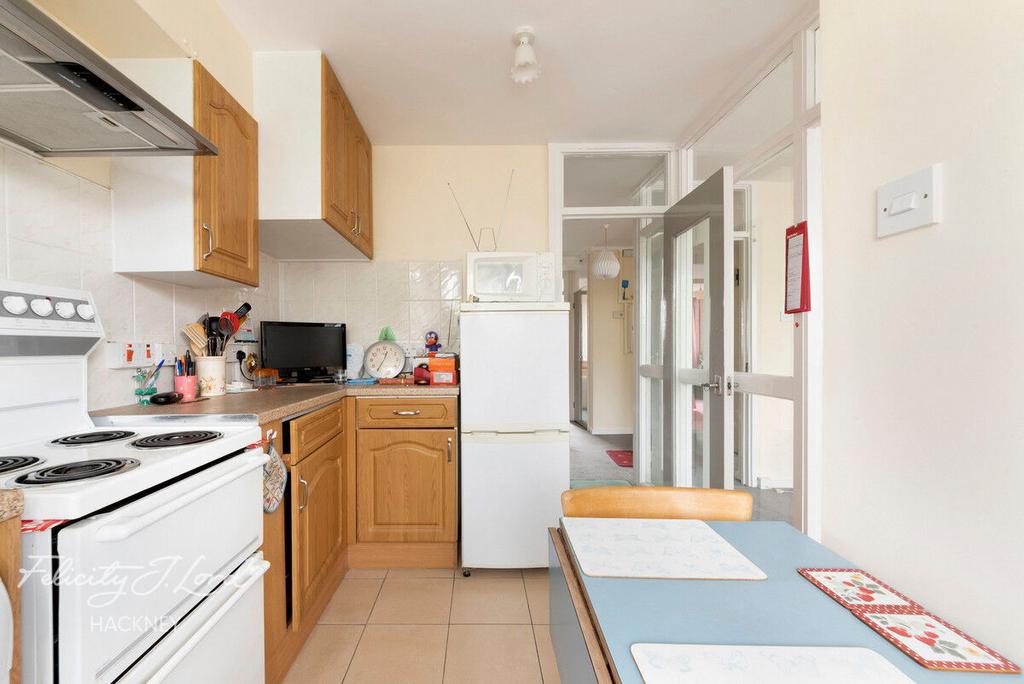 Pitcairn House, St Thomas's Square, Hackney, E9 3 bed flat for sale - £425,000