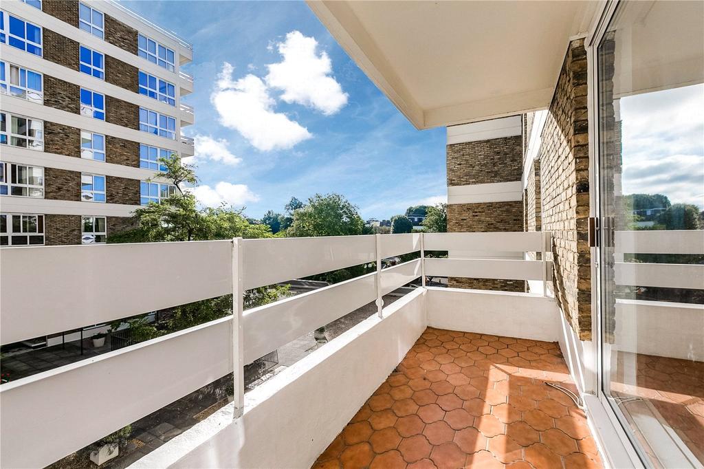 March Court, Warwick Drive, London 2 bed flat - £1,900 pcm (£438 pw)