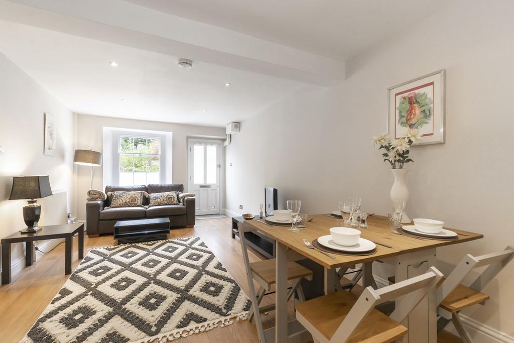 Priory Street, Cheltenham GL52 6DR 1 bed apartment - £995 pcm (£230 pw)