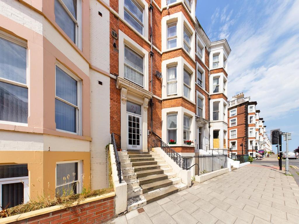 Prince of Wales Terrace, Scarborough... 2 bed apartment - £110,000