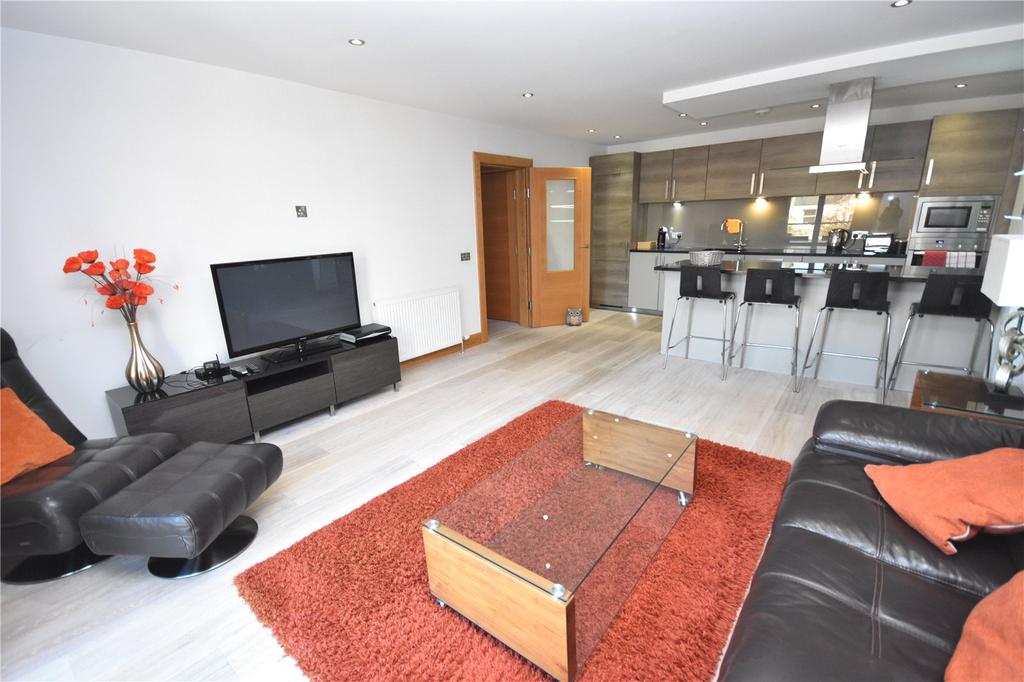 Beaconsfield Mews, Beaconsfield... 2 bed flat - £1,200 pcm (£277 pw)