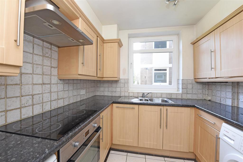 Carlton Drive, Putney SW15 3 bed flat - £2,300 pcm (£531 pw)