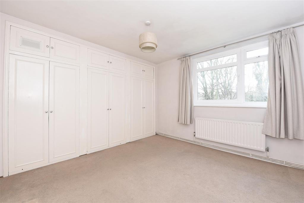 Carlton Drive, Putney SW15 3 bed flat - £2,300 pcm (£531 pw)