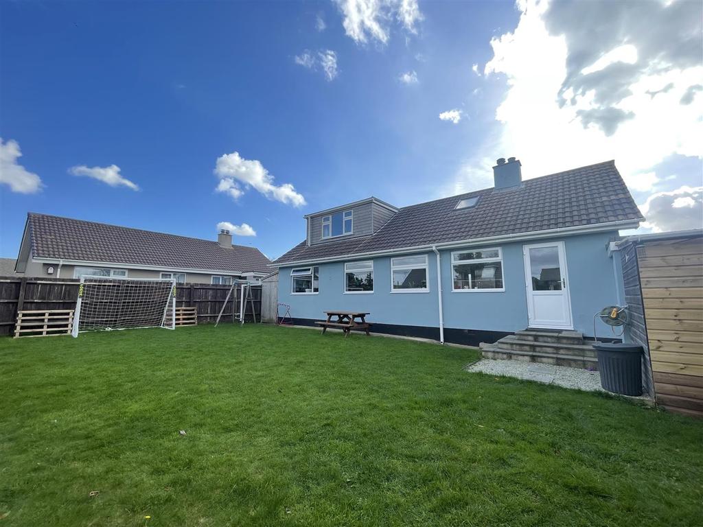 Knights Meadow, Carnon Downs, Truro 4 bed detached bungalow - £475,000