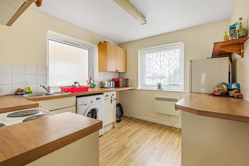 Regis Court, High Street, Bognor... 2 bed flat - £165,000