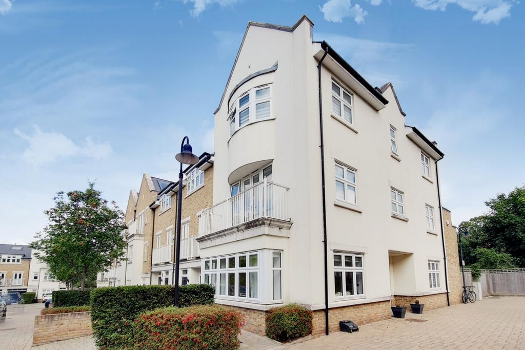 Emerald Square, Roehampton Lane, SW15 4 bed flat - £4,000 pcm (£923 pw)