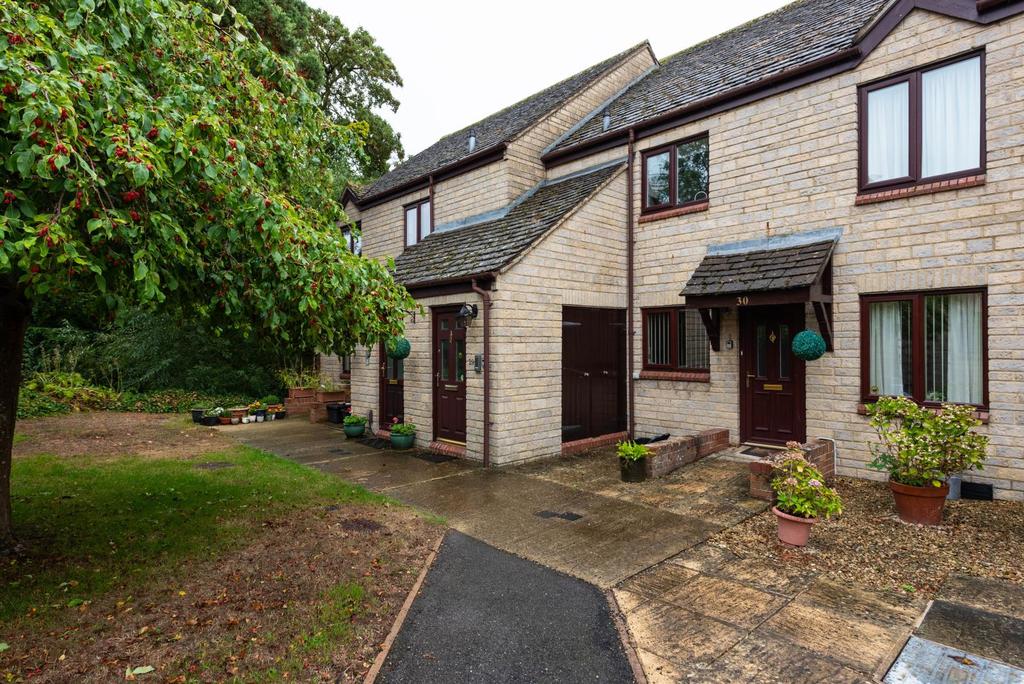 Riverside Gardens, Witney, Oxfordshire 2 bed apartment - £160,000