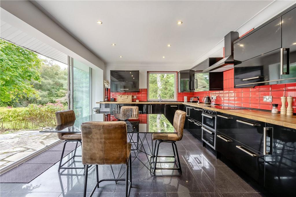 Hadrian Way, Chilworth, Southampton, Hampshire, SO16 5 bed detached ...