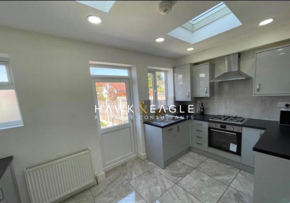 Linley Crescent, Romford, RM7 3 bed house - £1,729 pcm (£399 pw)
