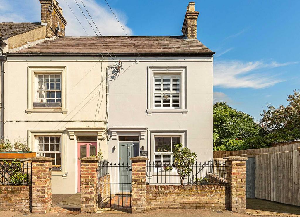Tring - Conservation Area 3 bed end of terrace house - £550,000
