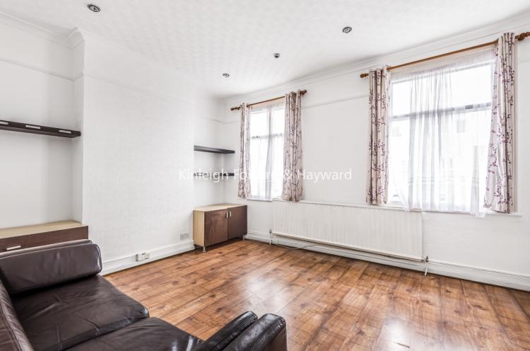 Garratt Lane London SW17 1 bed flat - £1,250 pcm (£288 pw)
