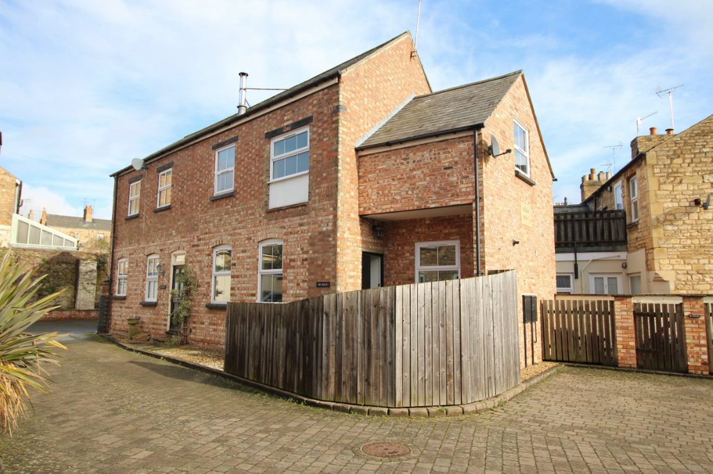 Watergate, Stamford PE9 2YG 2 bed semi-detached house - £1,200 pcm (£ ...
