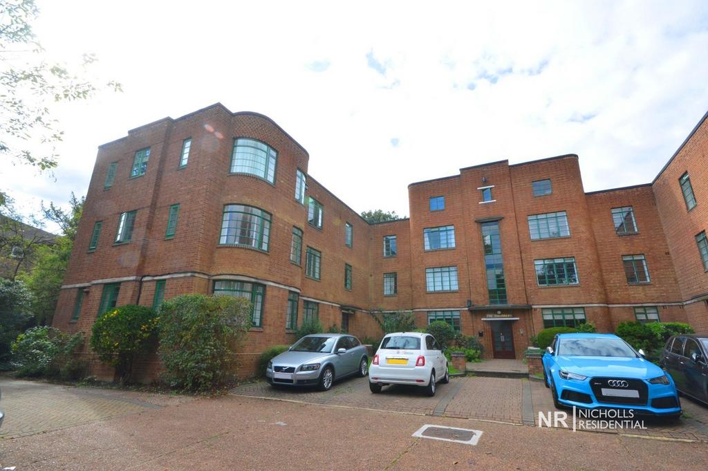 Hook Road, Surbiton, Surrey, KT6 3 bed flat - £1,700 pcm (£392 pw)