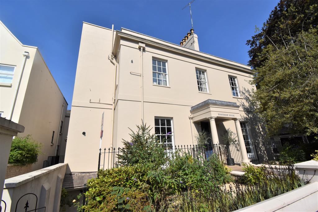 Beauchamp Hill, Leamington Spa, CV32 5LR 2 bed apartment - £325,000