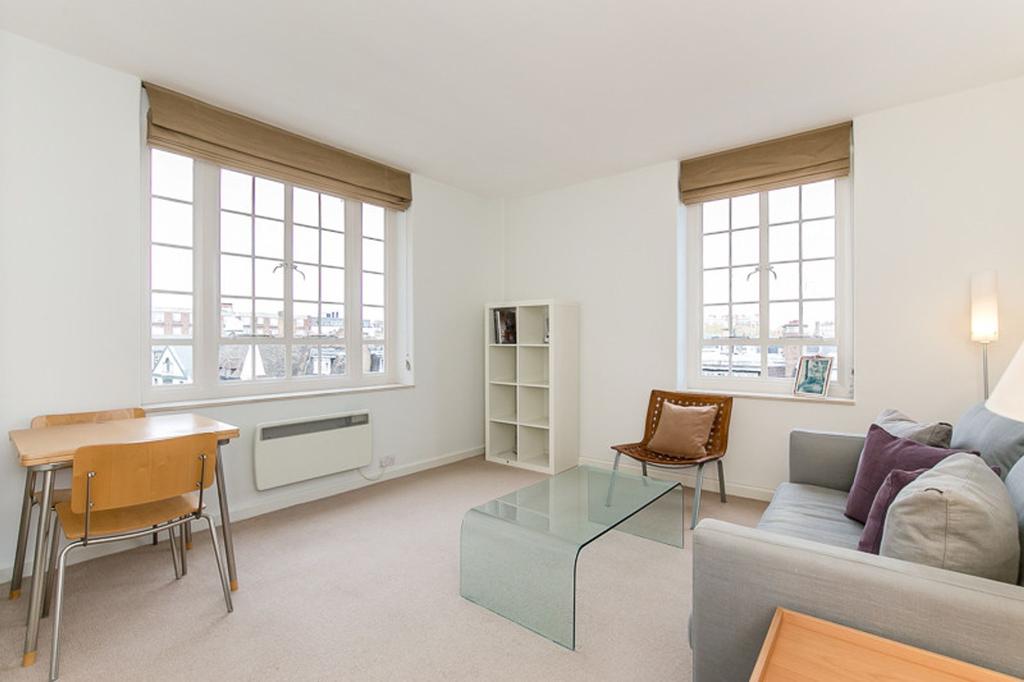 Chelsea Manor Street, Swan Court... 1 bed apartment - £2,750 pcm (£635 pw)