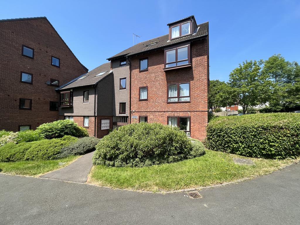 Humphrey Middlemore Drive, Birmingham... 2 bed flat - £1,100 pcm (£254 pw)