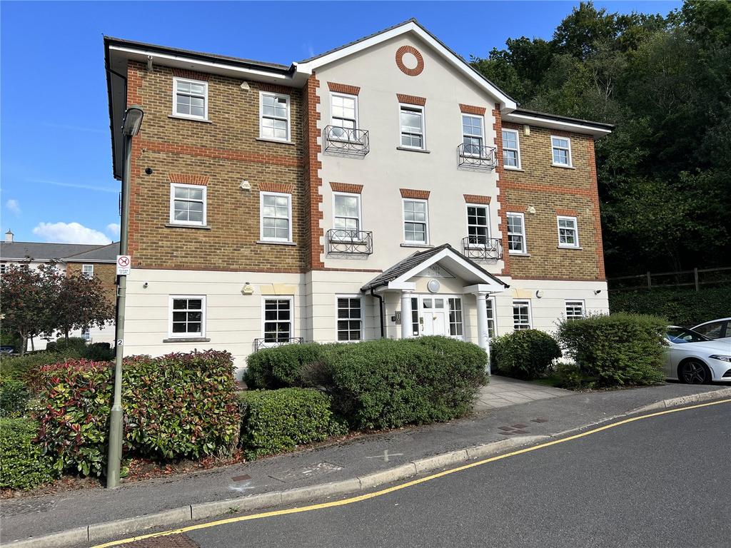Markham Court, Camberley, Surrey, GU15 2 bed apartment - £1,250 pcm (£ ...