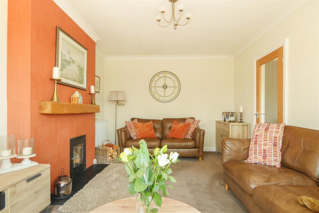 Hough Side Lane, Pudsey, LS28 9JH 2 bed semi-detached bungalow - £275,000