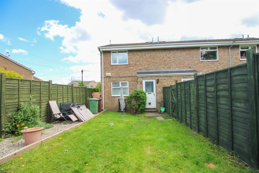 New Park Walk, Farsley, Leeds, LS28 5UF 1 bed flat - £117,500