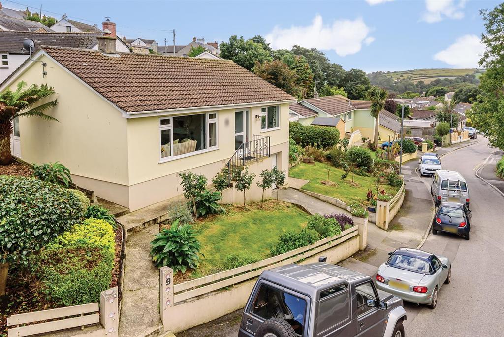Cades Parc, Helston 3 bed detached house - £375,000