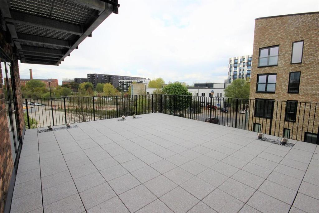 Lockgate Mews Manchester M4 2 bed apartment - £375,000