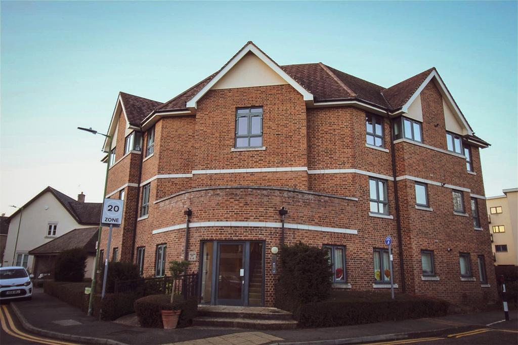 Sheldon Way, Berkhamsted... 2 bed apartment - £1,350 pcm (£312 pw)