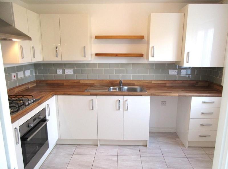 Stryd Bennett, Llanelli... 3 bed semi-detached house - £795 pcm (£183 pw)