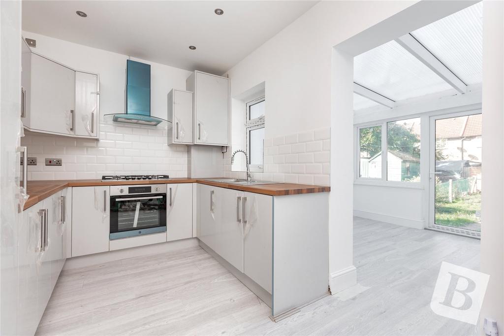 Rowdowns Road Dagenham Rm9 3 Bed Terraced House £400 000