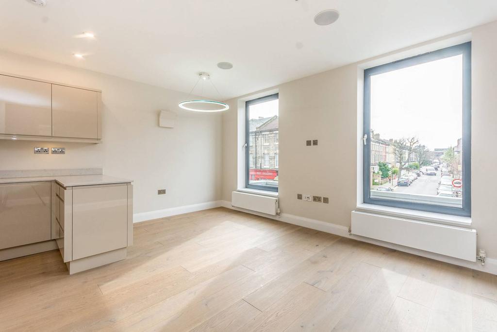 Hornsey Road, Holloway, London, N7 2 bed flat - £2,492 pcm (£575 pw)
