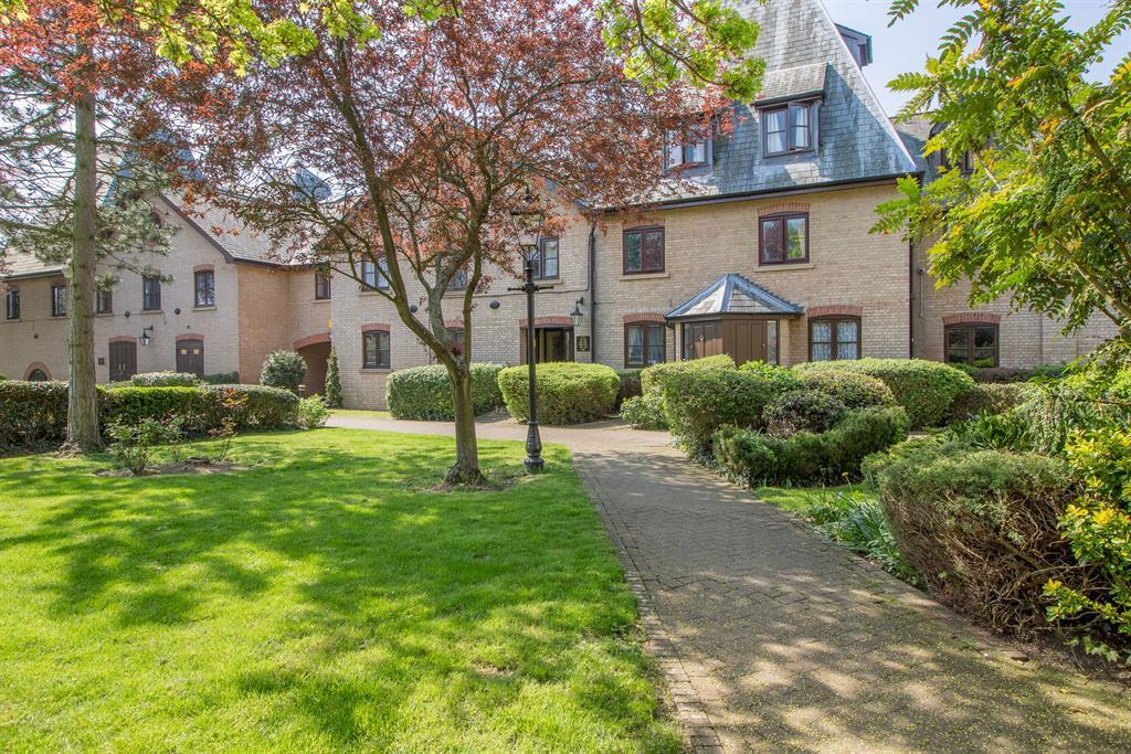 River Meads, Stanstead Abbotts 2 bed flat - £265,000