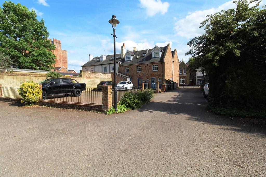 High Street, Stanstead Abbotts 3 bed flat - £294,995