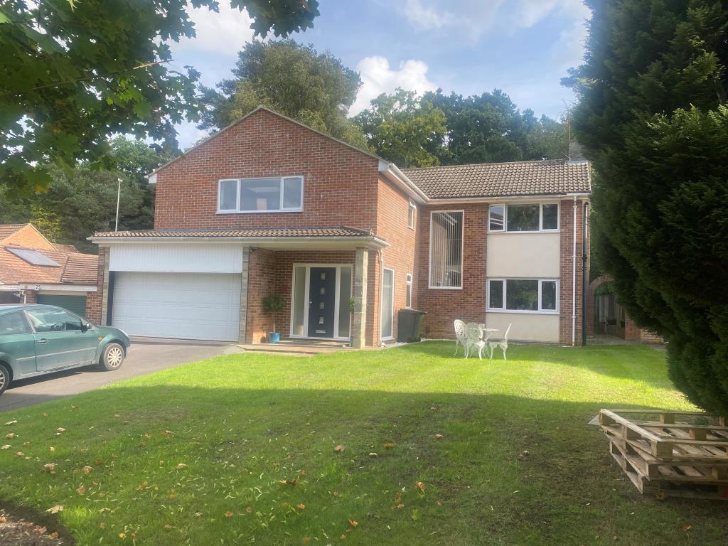 Camberley, Surrey, GU15 5 bed detached house - £1,200,000