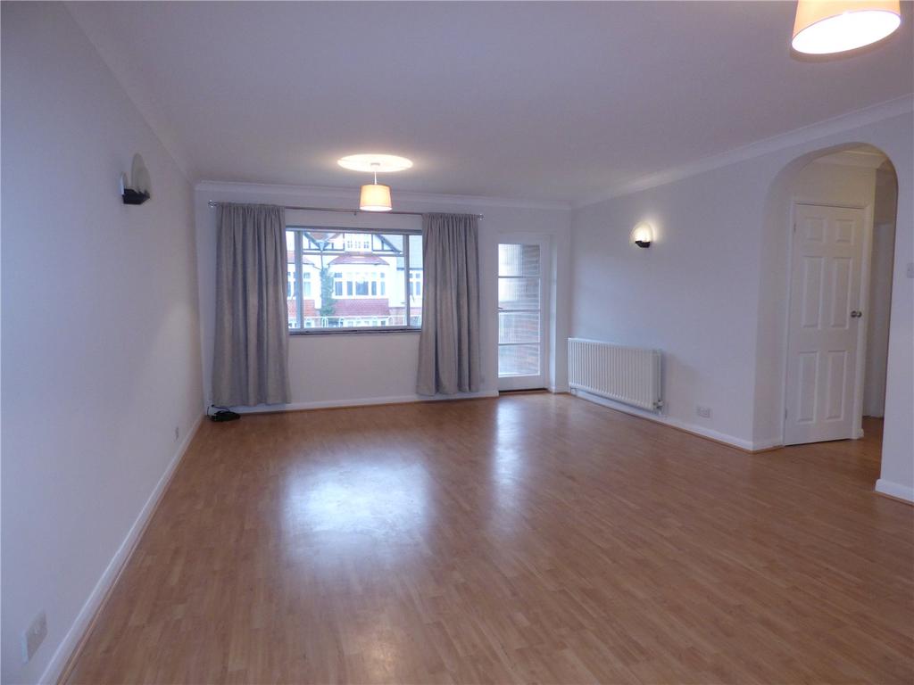 Heath Road, Weybridge, Surrey, KT13 2 bed apartment - £1,500 pcm (£346 pw)
