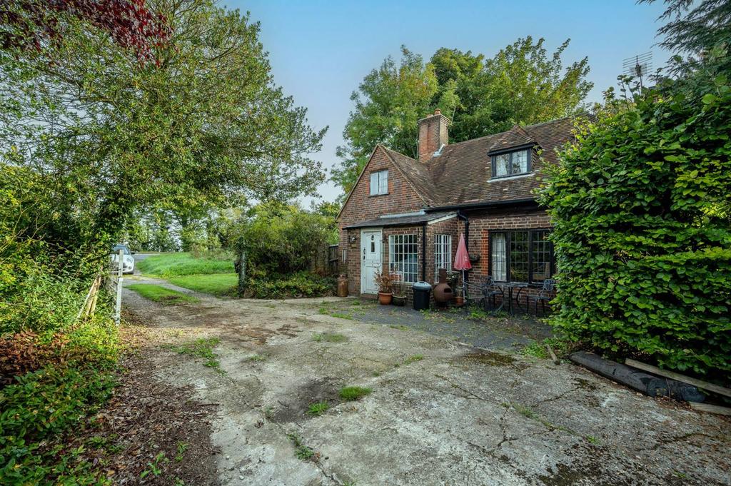 Hogs Back, Guildford, GU3 2 bed detached house - £475,000