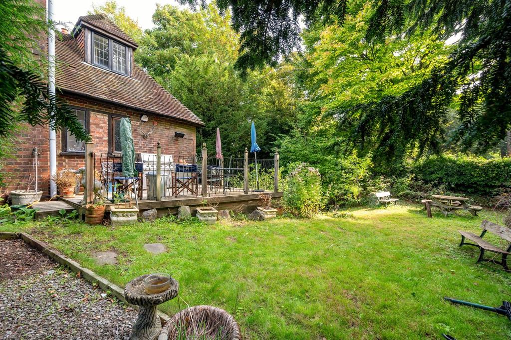 Hogs Back, Guildford, GU3 2 bed detached house - £475,000