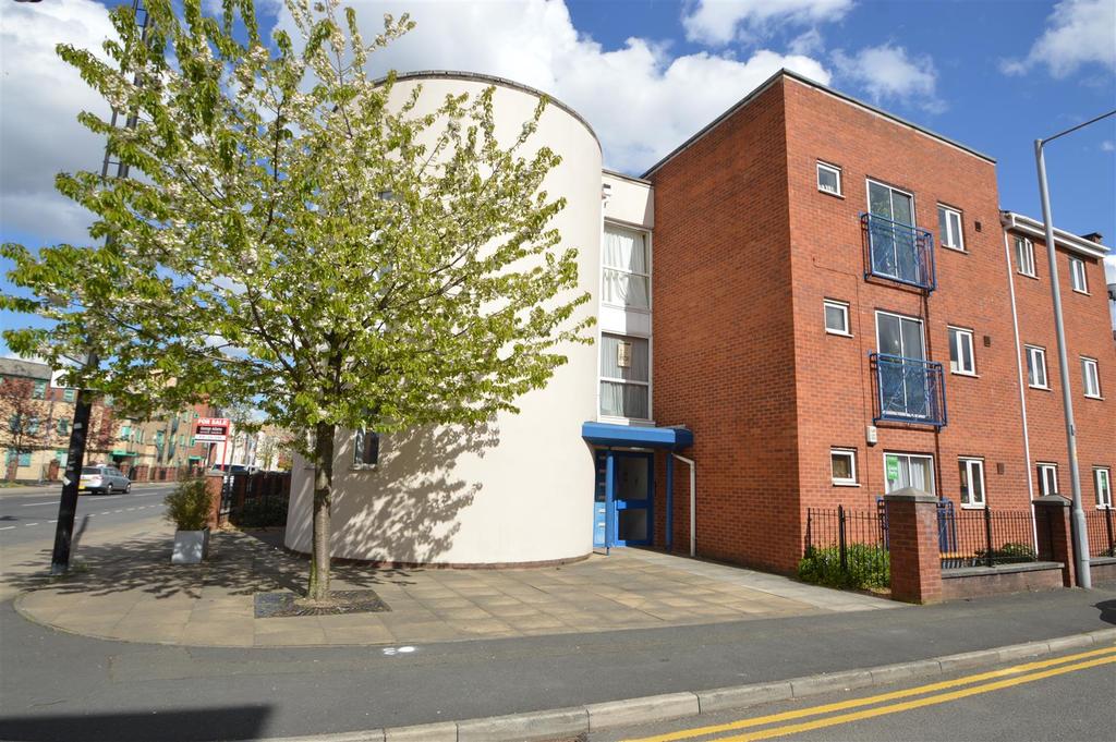 1E Rolls Crescent, Hulme, Manchester 2 bed flat - £1,000 pcm (£231 pw)