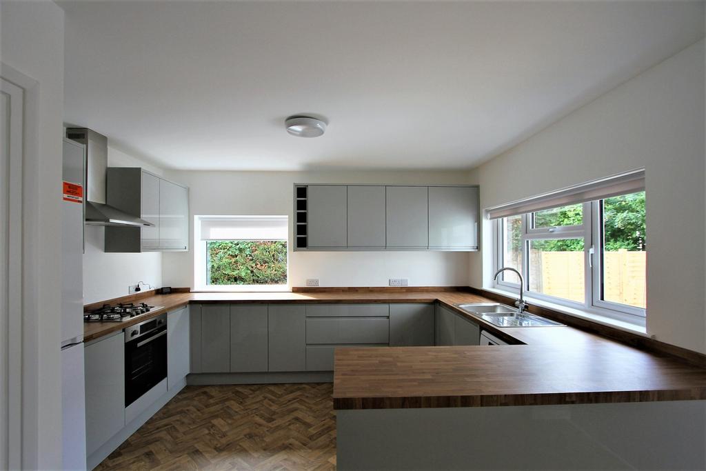 Broadmark Lane, Rustington, BN16 3 bed bungalow - £1,650 pcm (£381 pw)