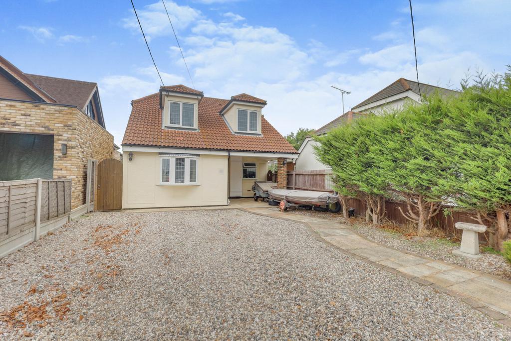 Beech Road, Benfleet, SS7 4 bed detached house - £575,000