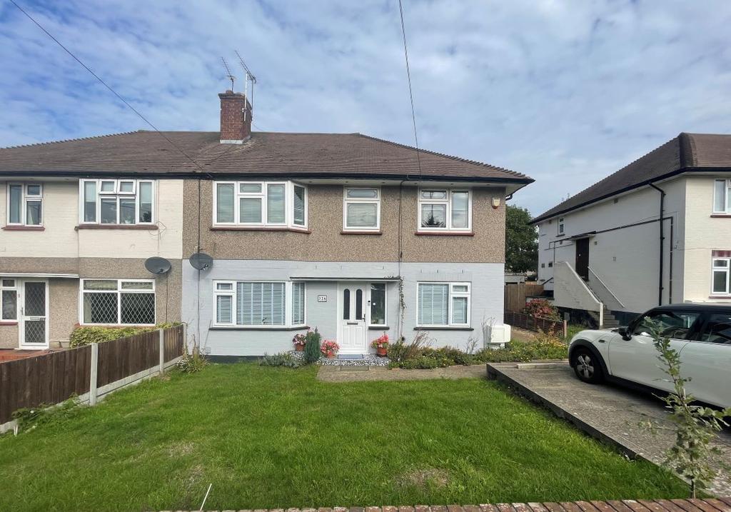 326A Fullwell Avenue, Ilford, Essex... 3 bed maisonette - £225,000
