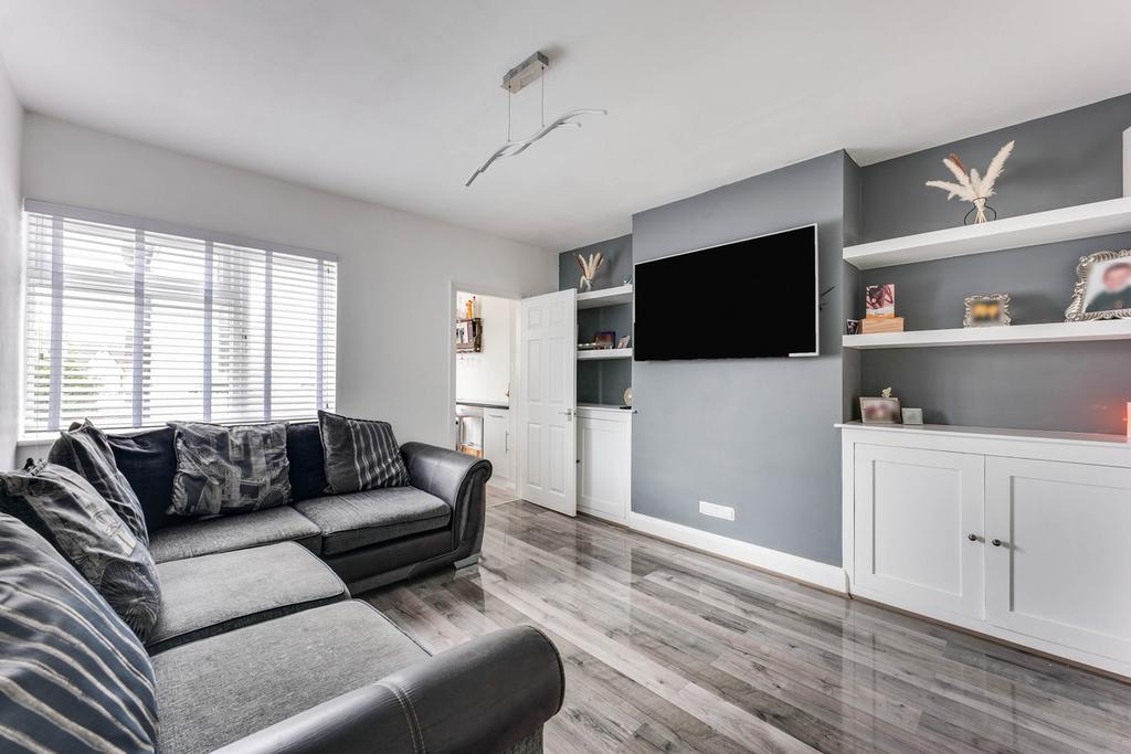 London Road, Leigh-on-sea, SS9 3 bed flat - £1,300 pcm (£300 pw)