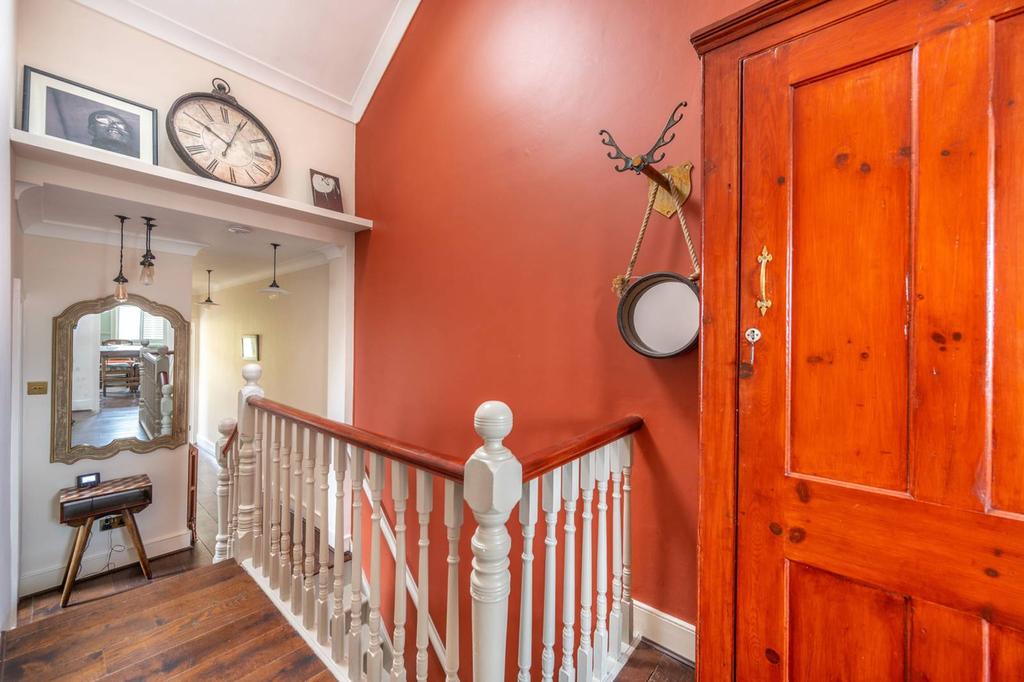 Leghorn Road, Kensal Green, London, NW10 2 bed flat - £2,800 pcm (£646 pw)