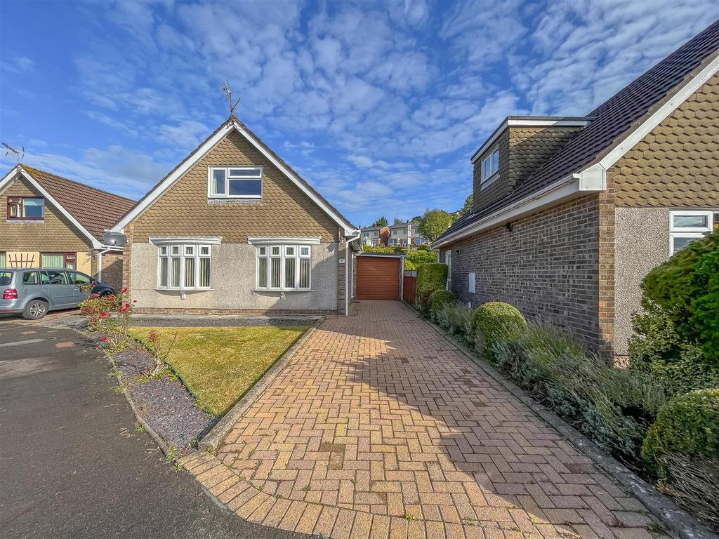 Vicarage Gardens, Rogerstone, Newport 2 bed detached bungalow - £310,000