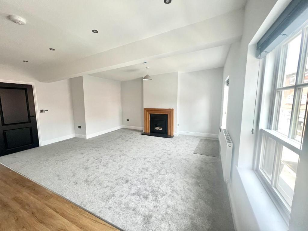 8 New Lane, Selby 2 bed flat - £775 pcm (£179 pw)
