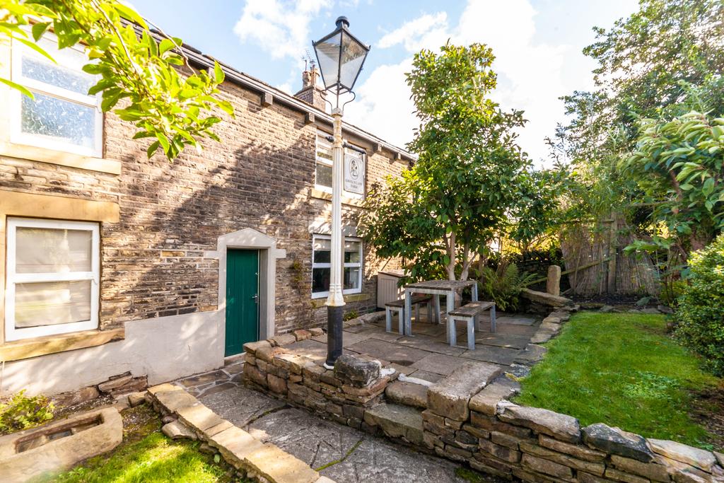 Knowls Lane, Oldham, OL4 2 bed cottage - £925 pcm (£213 pw)