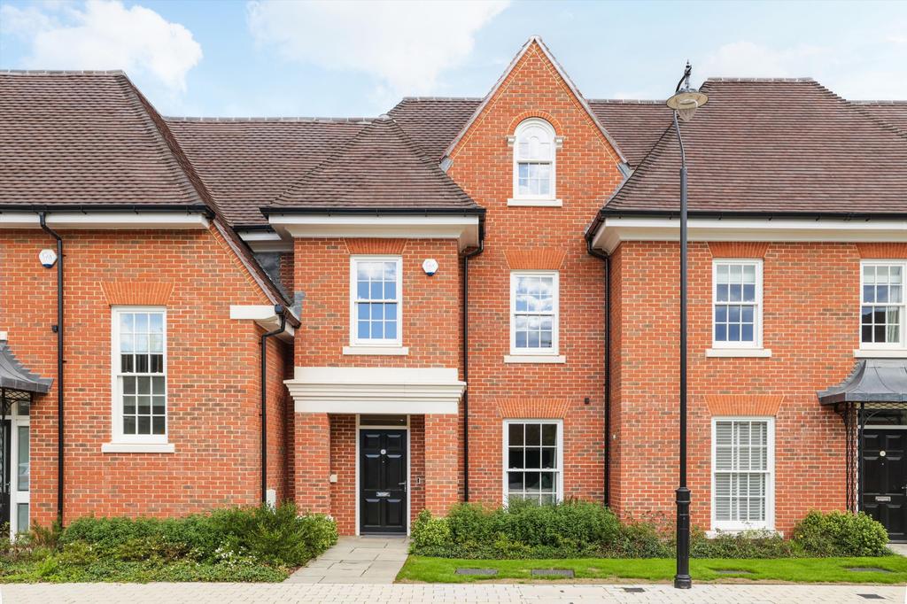 Broadoaks Park Road, West Byfleet... 4 bed terraced house - £1,100,000