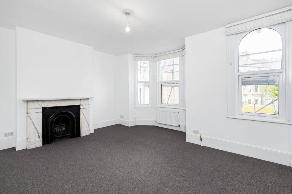 Strathblaine Road, London, SW11 1 bed flat - £435,000