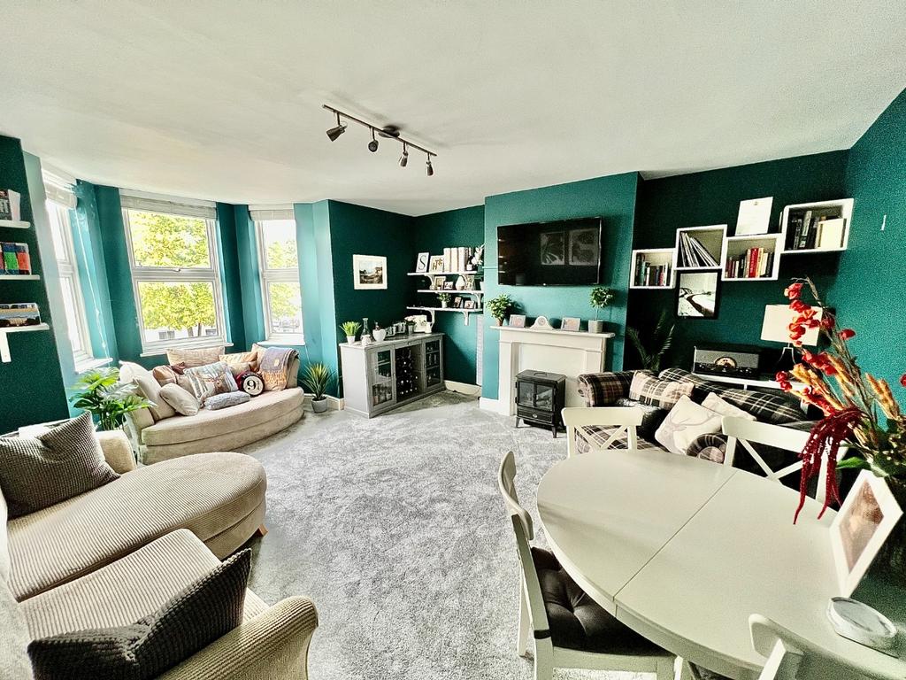 Burrage Road, Woolwich, London, SE18 7JZ 3 bed flat - £400,000