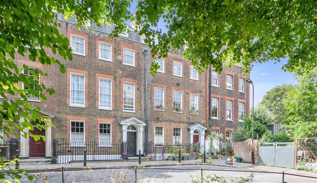 Clapton Terrace, London, E5 2 bed flat - £650,000