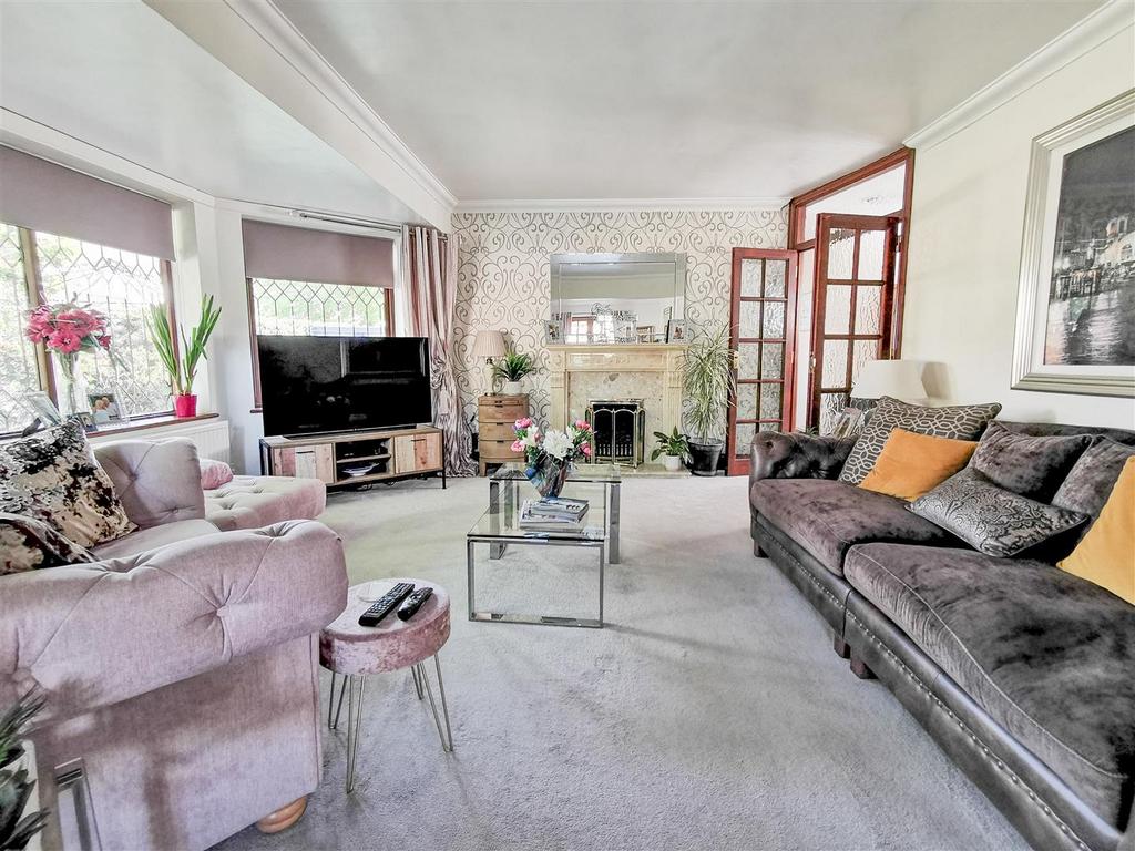 Broomfield, Benfleet 3 bed detached bungalow - £475,000